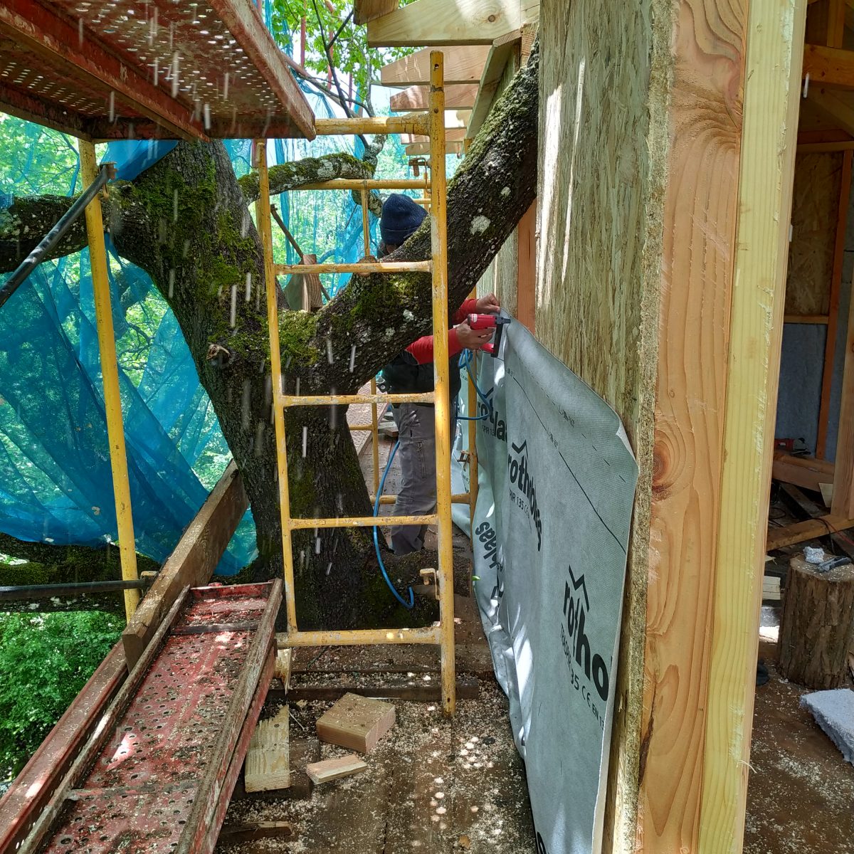 colocando-la-tela-impermeabilizante | Casa rural en Navarra ...